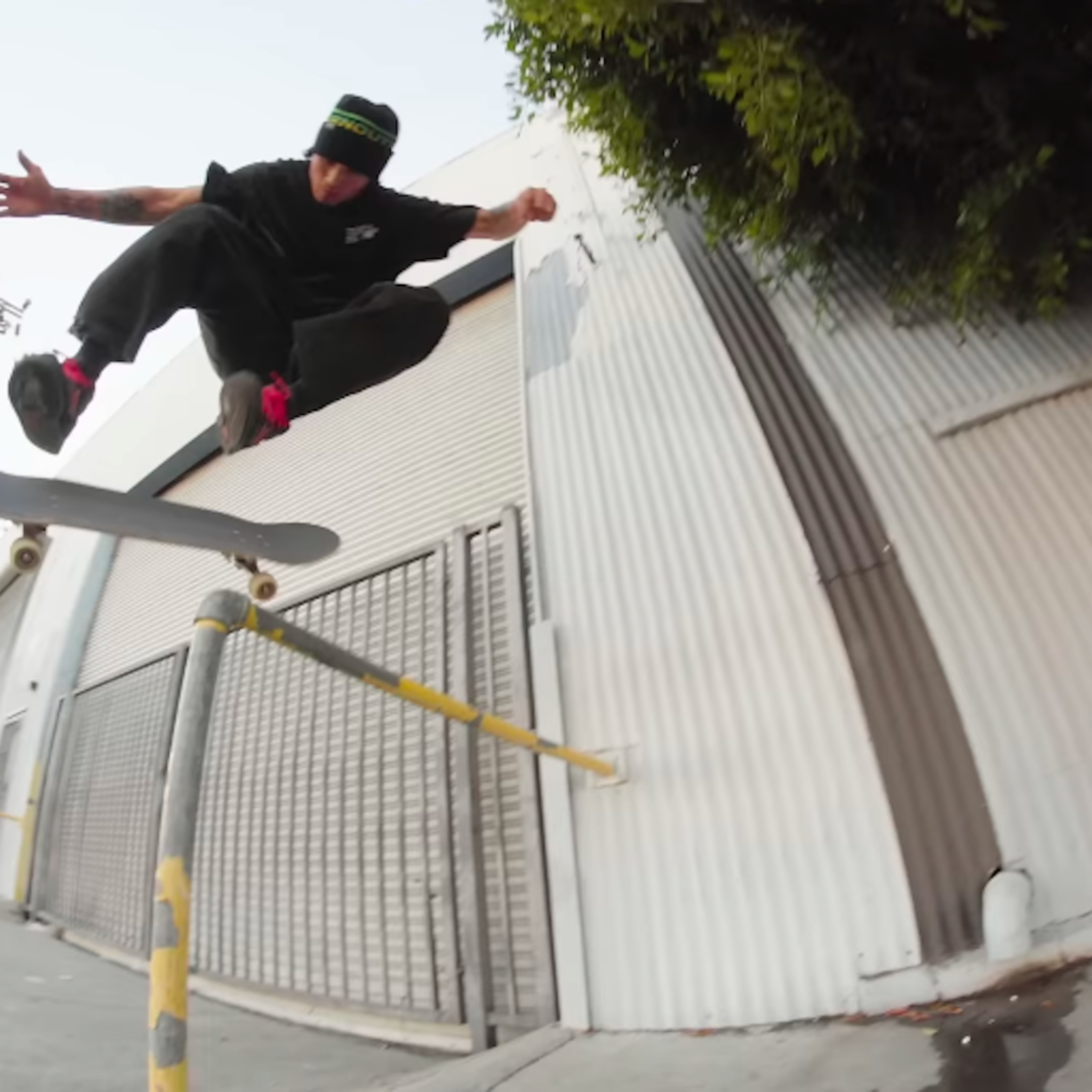 How To Noseblunt Slide - Skateboarding