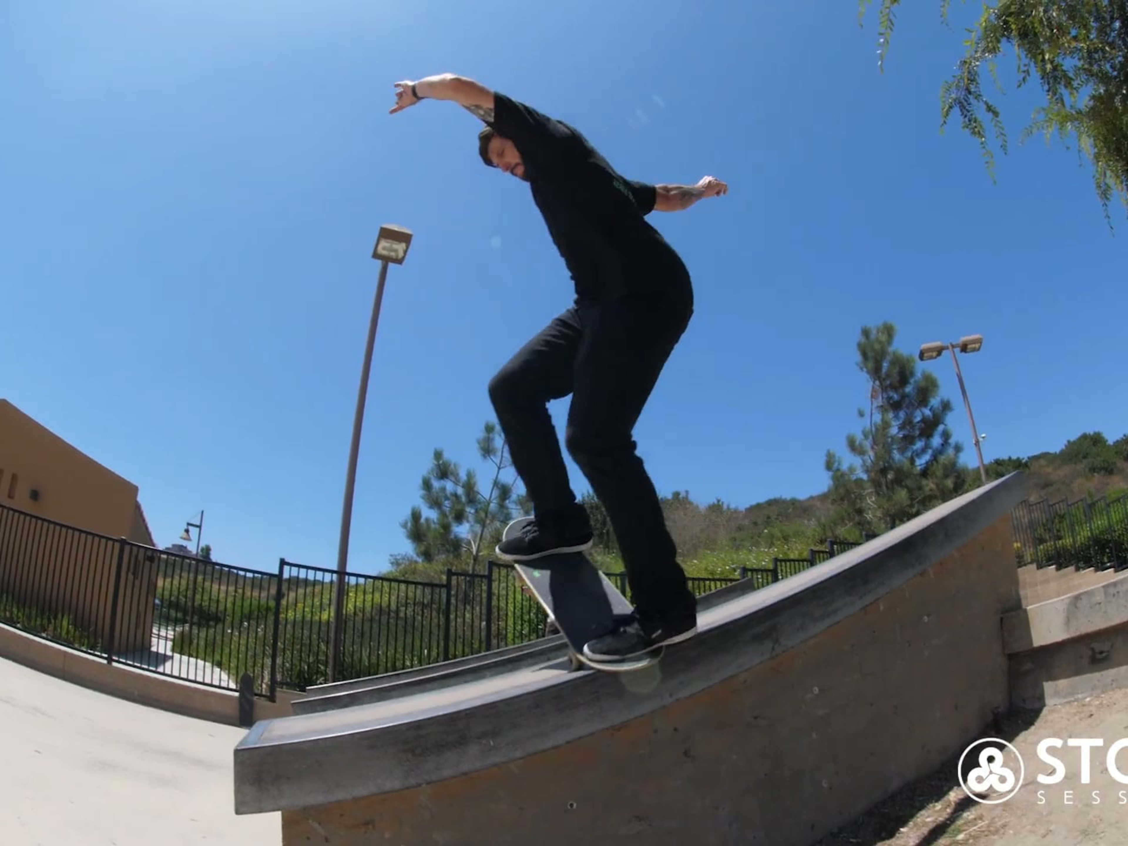 How To Noseblunt Slide - Skateboarding